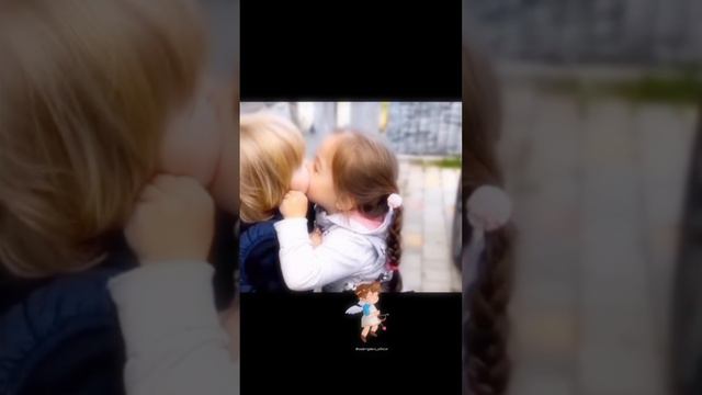 маленькая девочка поцеловала его