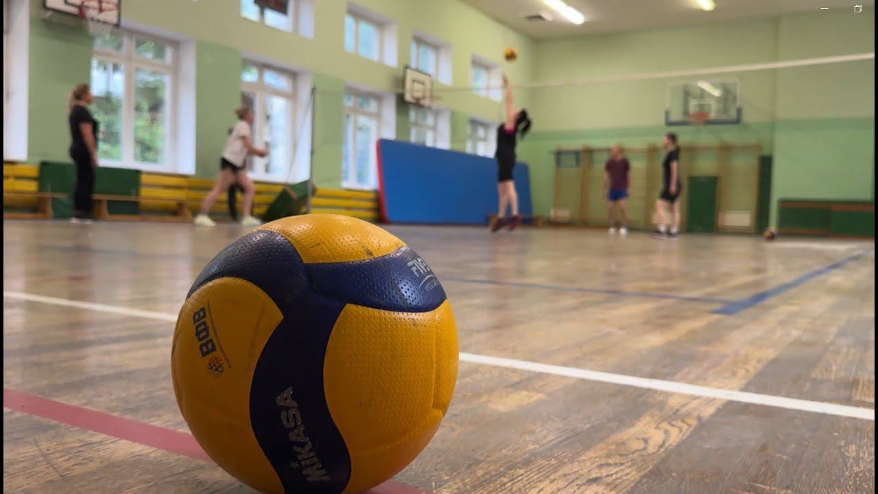 Команда #БургерКинг Москвы и Московской области готовится к волейбольному матчу. Всем спорт!