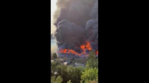 В Волжском Волгоградской области горит рынок, площадь пожара 700 кв.м.