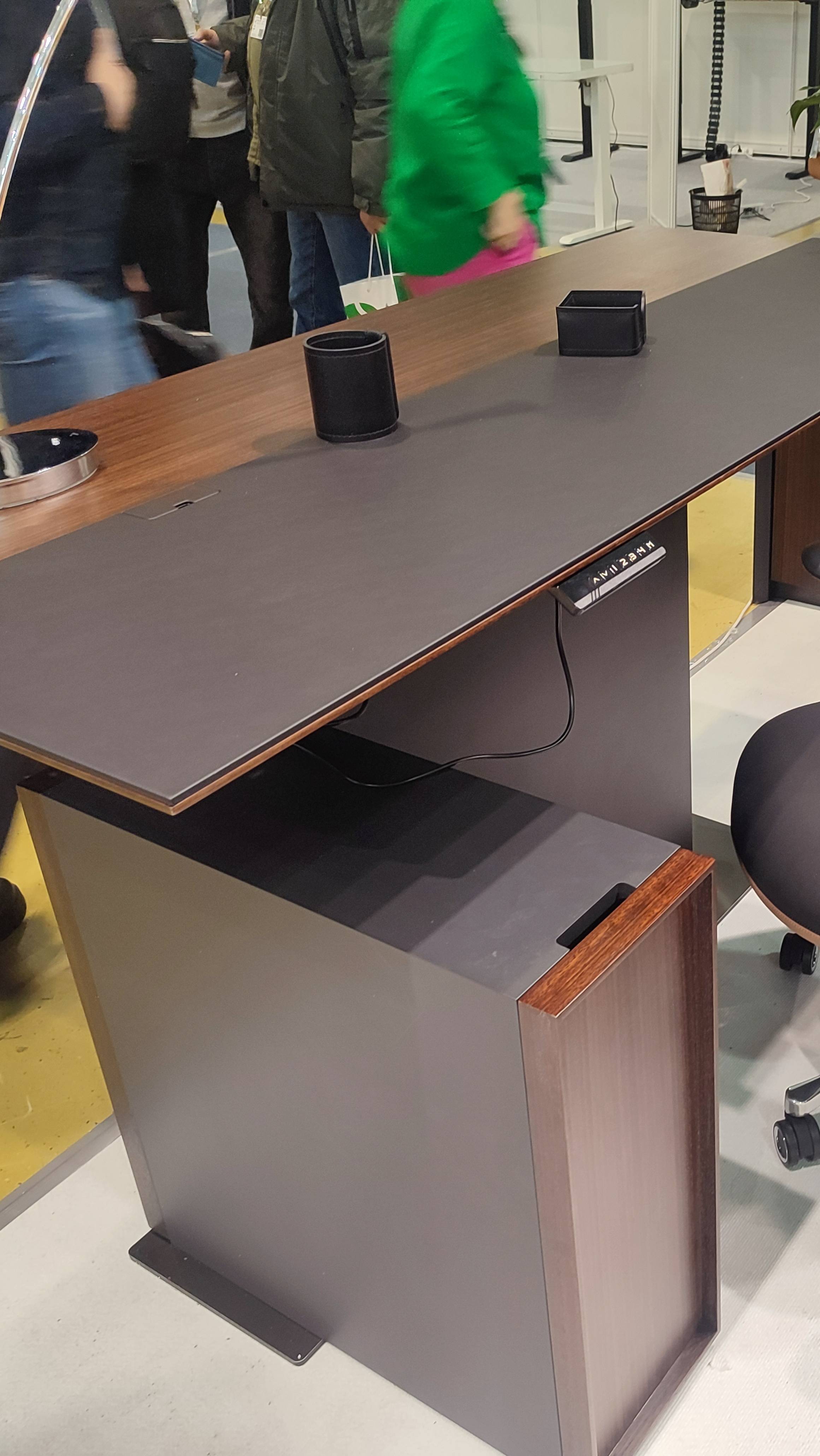 📌 Письменный стол с изменяемой высотой столешницы Jaguar