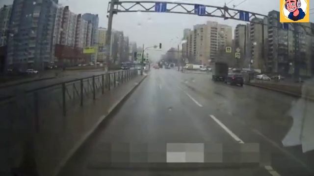 Снес светофор на перекрёстке