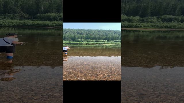 Сын учится забрасывать блесну