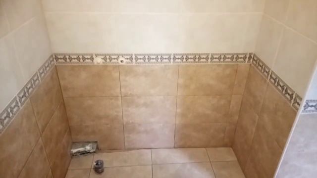 Укладка плитки в санузле. Снял старую известку со стен, штукатурка стен.