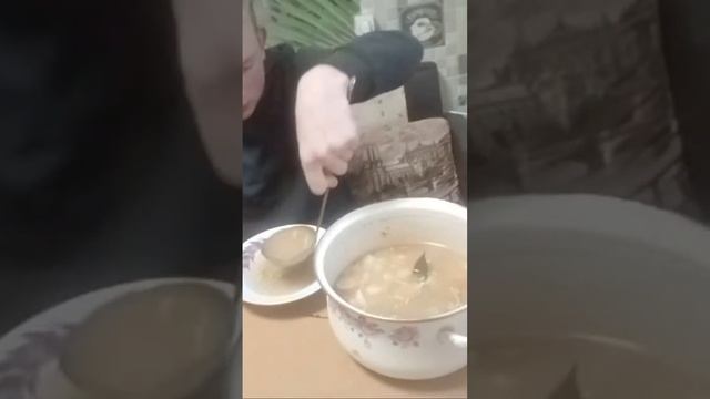 Я ем суп щи
