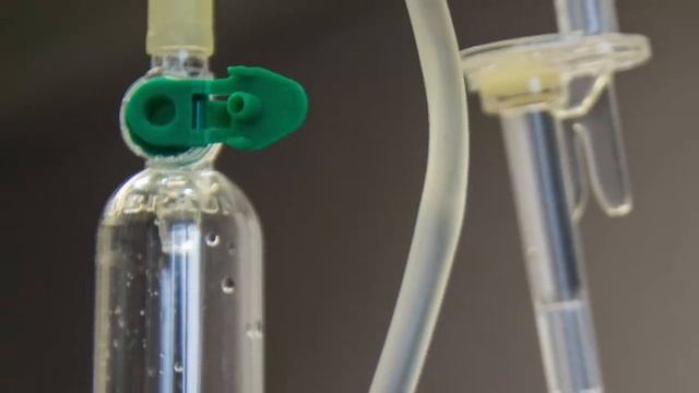 Когда хозяина не стало, родственники привязали его собаку к перилам магазина и ушли..
