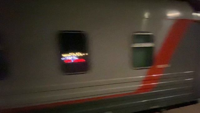 ЧС7 с пассажирским поездом по станции Бутово