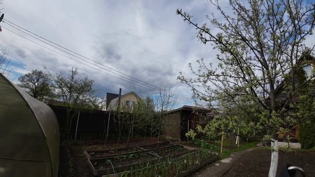Таймлапс. Облака, движущиеся в разные стороны