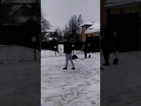 Кафе 'Родник' в Пушкино. Так чистить снег нельзя