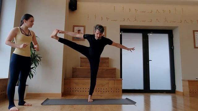 Уттхита Хаста Падангуштхасана 1 и 2. Как выполнить позу для новичков. Как сделать асану