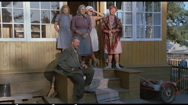 23. Люди в черном в любви и голубях.