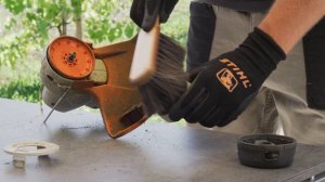 STIHL mowing head AutoCut C 3-2: filling the mowing head