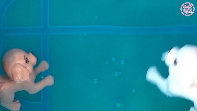 Барби купает Челси.