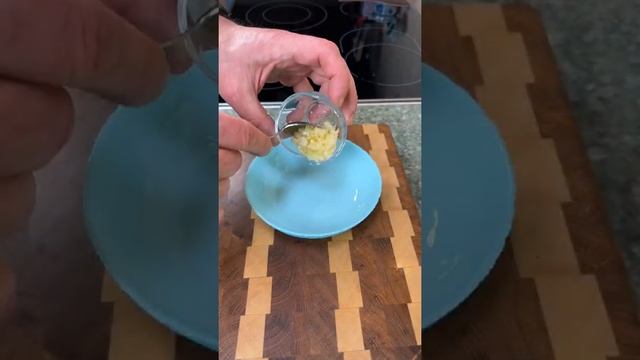 Курица на подушке из соли. Очень сочно и вкусно