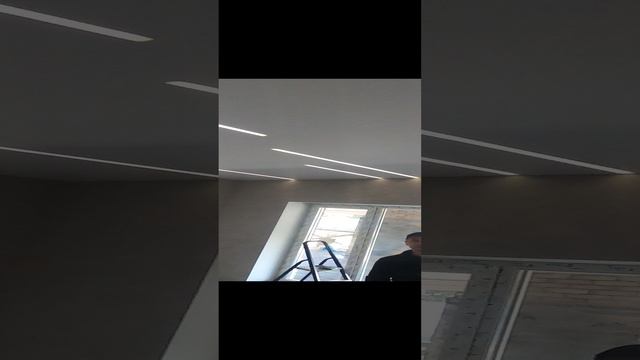 Как делаются натяжные потолки с световыми линиями