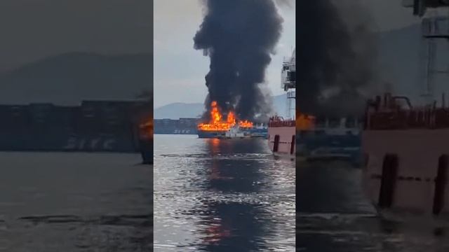 Люди бегством спасаются с горящего у берегов Филиппин парома