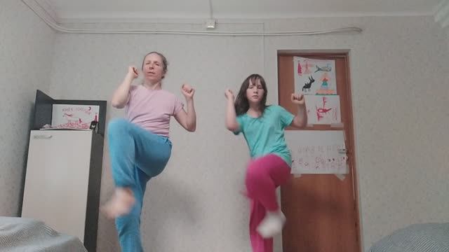 Зарядка семьи Боскис: Катя и Люба. 1 серия