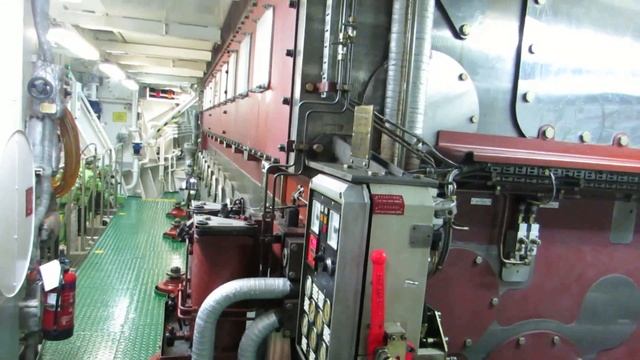 Машина - грохот и мощь. Однорядный-9.  Inside a containership, main engine.