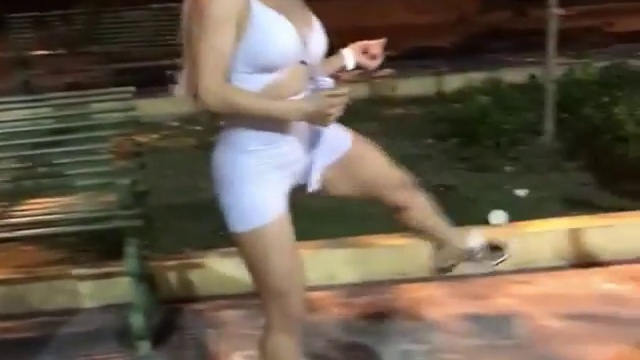 AtuedadVasegui y La Materialista bailando el tema HABLO ante las camaras