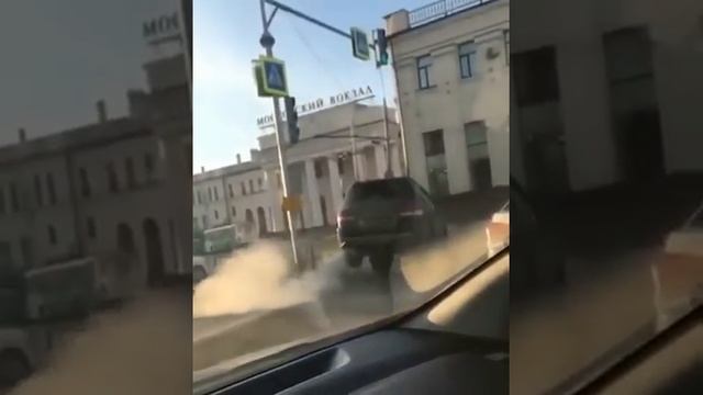 Повис на бетонном шаре (480p).mp4