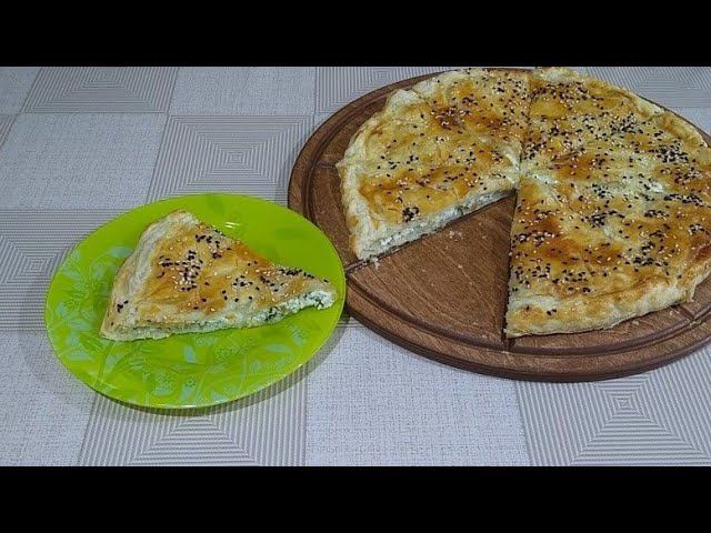 Хачапури с сыром. Быстрый рецепт со слоëным бездрожжевым тестом.