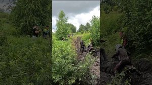 Эндуро эффектный обстрел грязью
