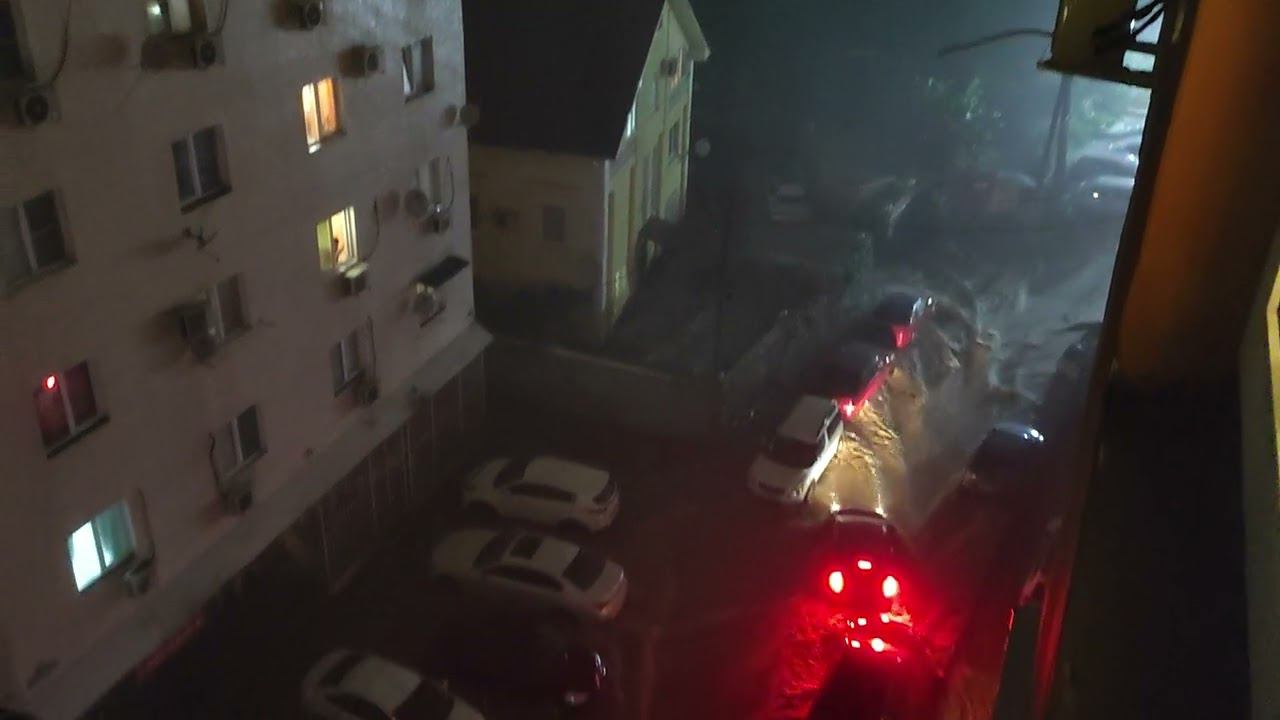 Ужас в Сочи продолжается, гидроудар машина получила, вечер 23 июля