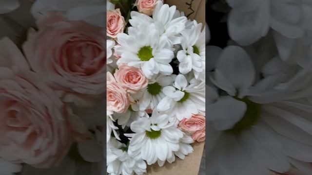 Букет из белых хризантем с кустовыми розами. #доставкацветов #букетыназаказ #хризантема #розы #rose