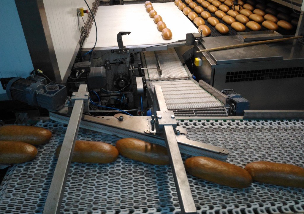 Адаптация потока батонов с люлечного кулера при подаче на нарезку и упаковку