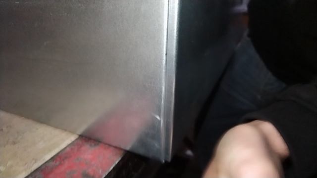 Пристенный вытяжной зонт на кухне