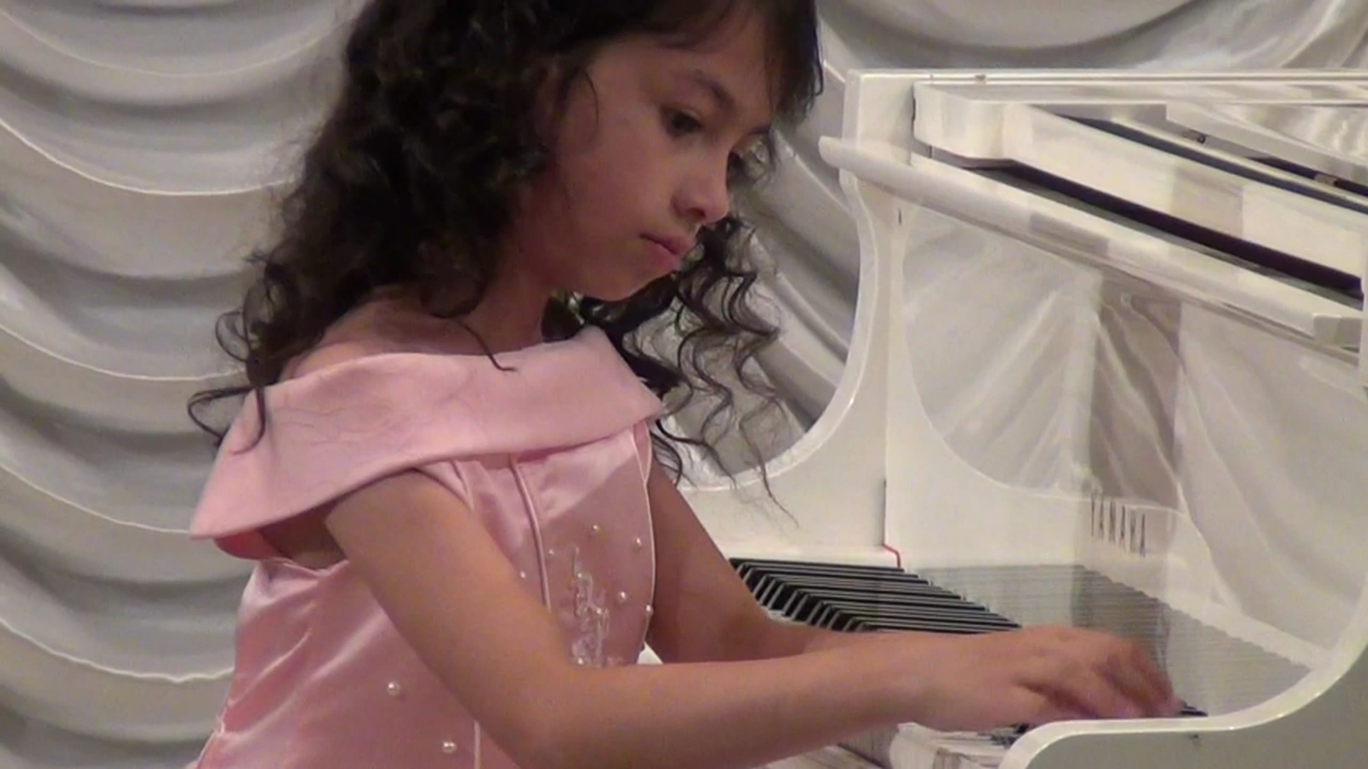 Л.Ниамат-"Бабочки"
Ю.Слонов-"Полька"
Исп.Устинова Надя ( 7 лет)