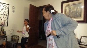 97-летняя старушка танцует со своей правнучкой 