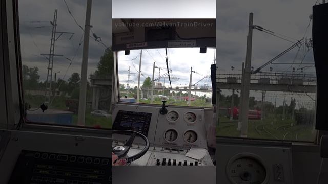 По крутым стрелкам с пассажирским поездом