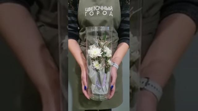 Букет из хризантемы кустовой и гипсофилы в тубе "Комплимент"