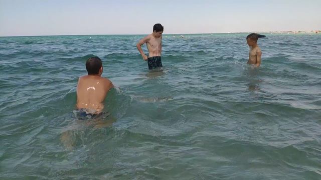 Дети в море поселок Штормовое