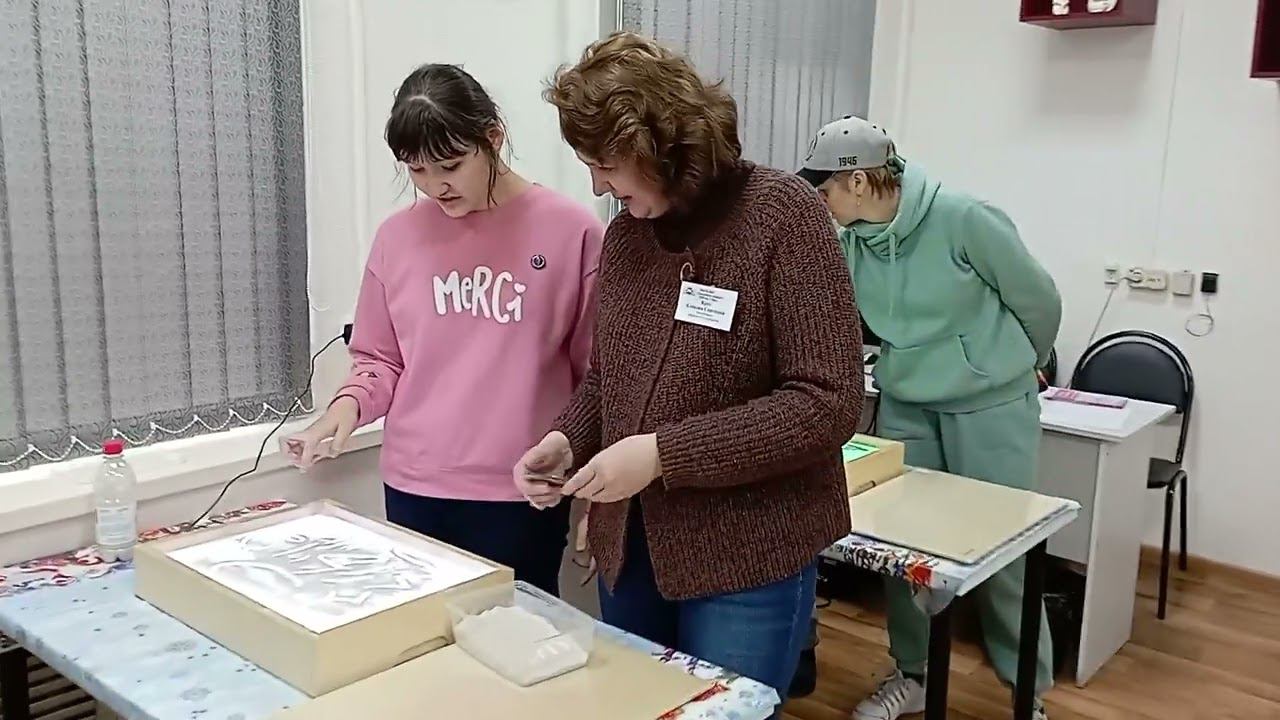 Фрагмент занятия  библиостудии рисования песком