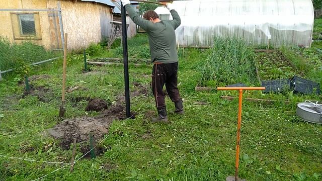 Винтовые сваи закрутить в ручную одному ВОЗМОЖНО !!! Screw the piles manually one by one..mp4