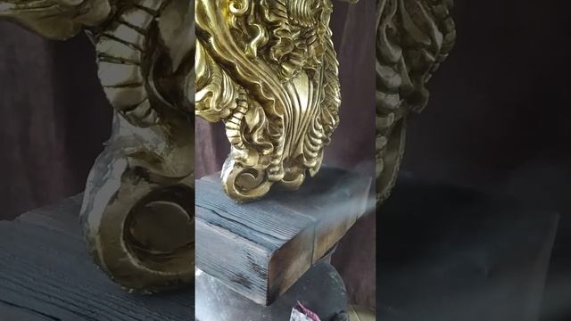Скульптура льва. Тонировка с нанесением золотой потали.