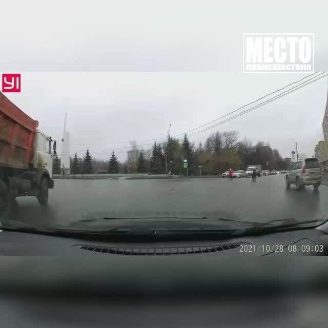 Я прав, потому что я КамАЗ. Нагло подрезал водителя с камерой. Место происшествия Киров