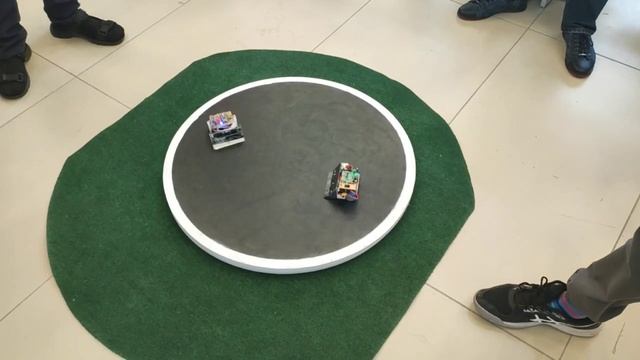 Выступление команд “ЮК” и “Синий трактор”. Номинация “Мини-cумо 10x10”.