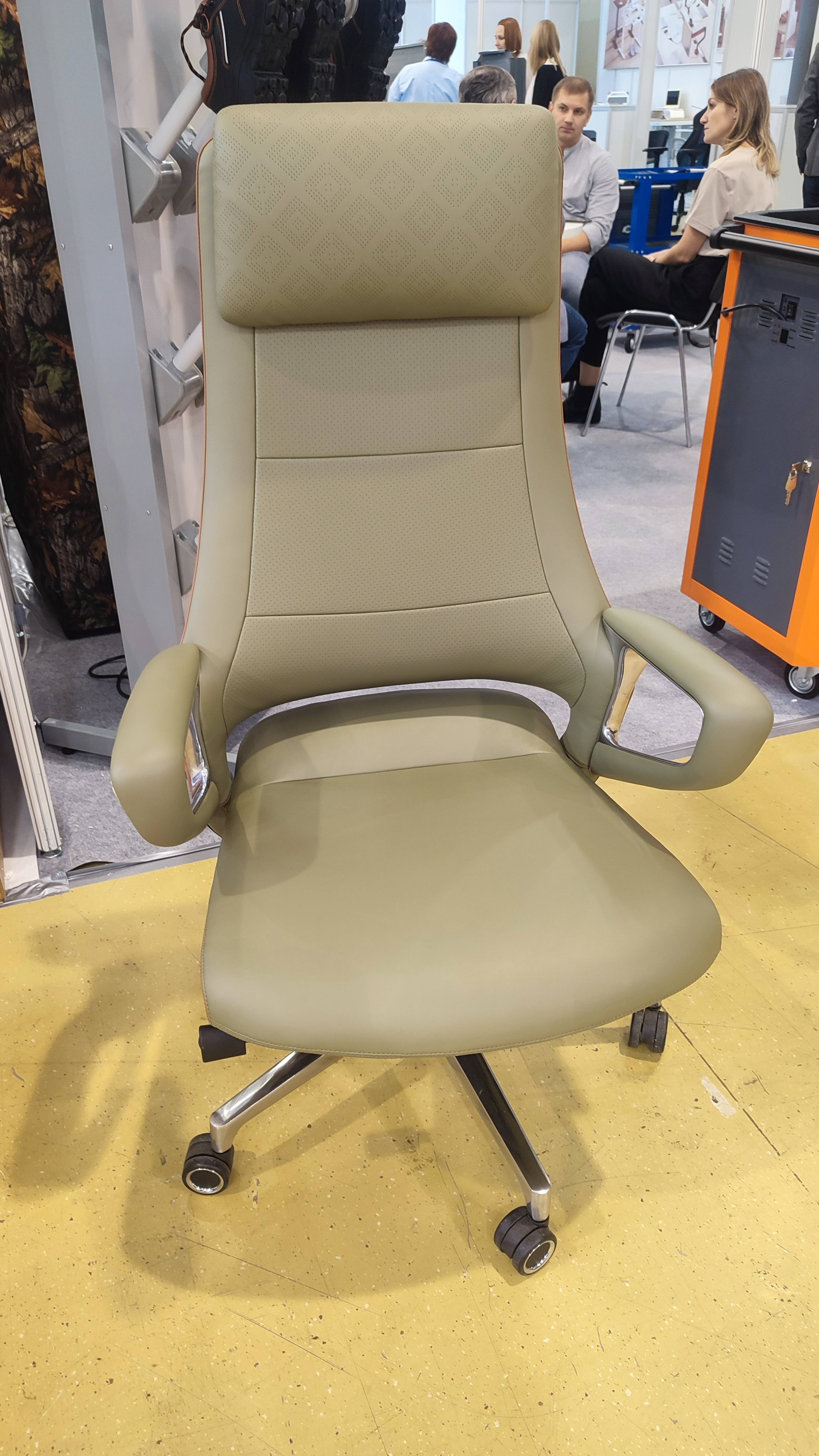 📌 Кресло руководителя бежево-желтого цвета - новинка 2023