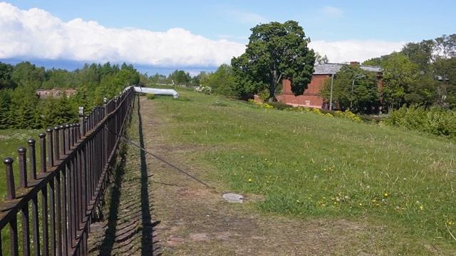 Вид с оборонительного насыпного вала на парк.Кронштадт у въездных ворот в центр города.См до конца.