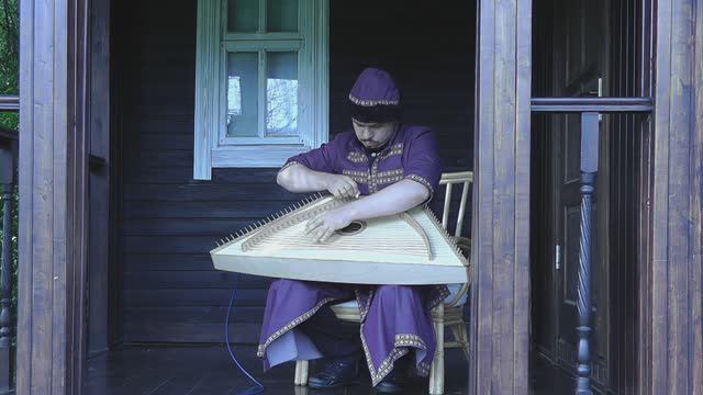 Гусляр Андрей Андреев играет на Перекрёстных гуслях - Этюд Часы