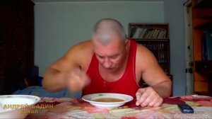 ем суп вилкой