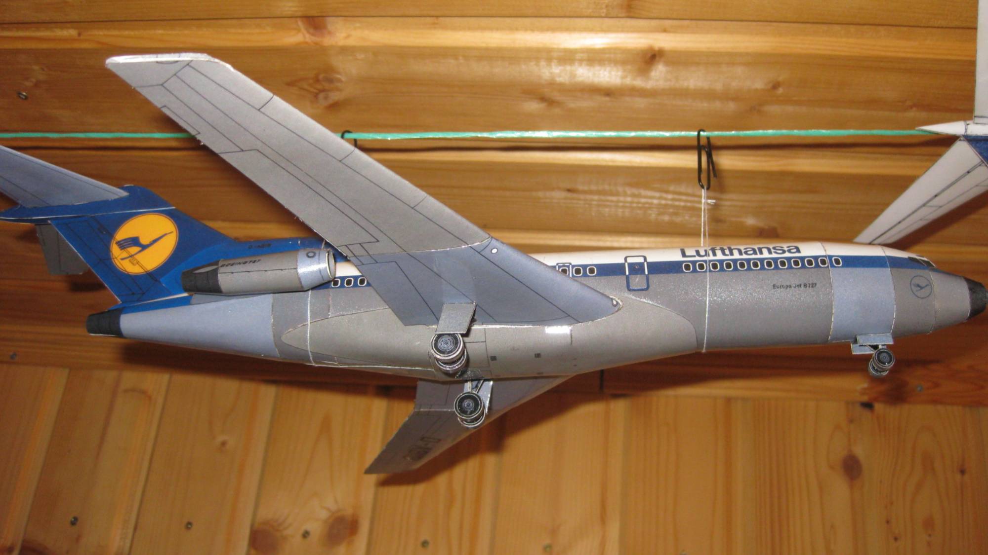 Бумажная модель Boeing 727 Lufthansa. Масштаб 1:105.