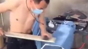 Как делают вытертые джинсы