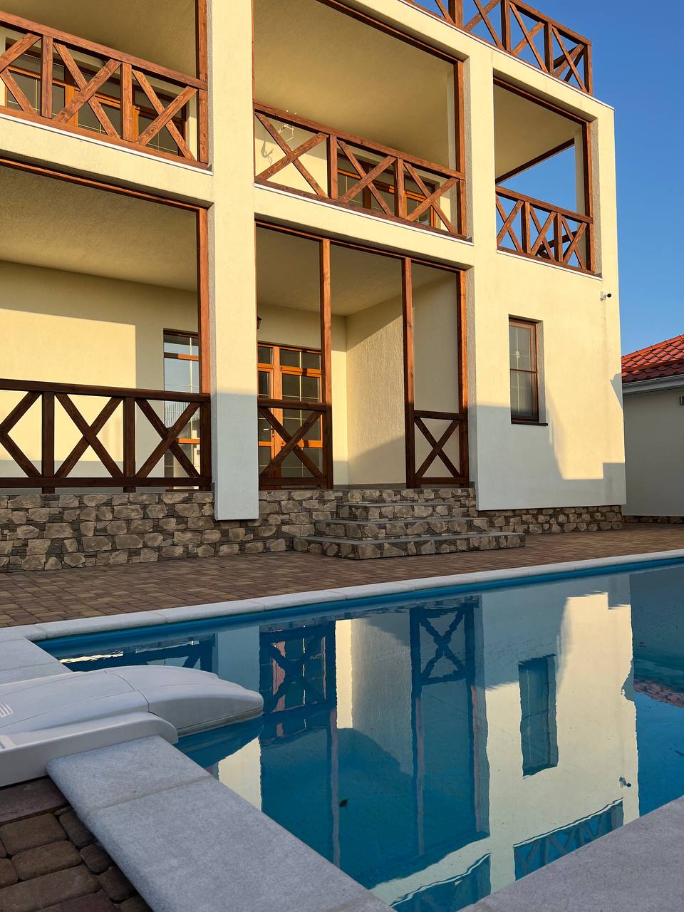 Цена дома в в Геленджике 65 млн.р. Купите элитный дом с бассейном в Геленджике, район Голубой бухты.