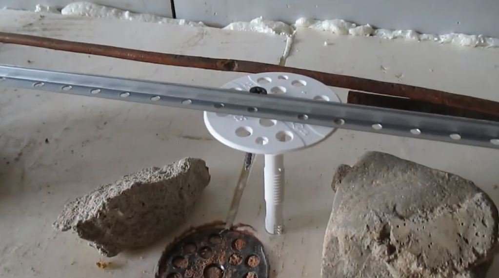 Съемные маяки для стяжки пола. Без необходимости всякой последующей заделки швов из под них.