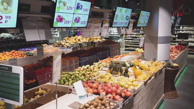 Умные экраны в супермаркете "Броско Маркет"