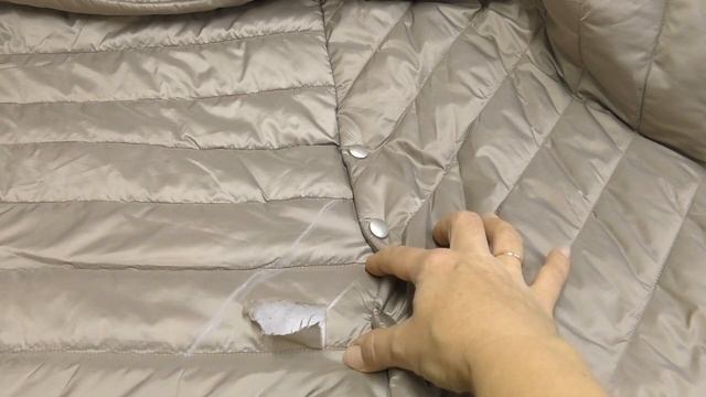Как зашить дырку на пальто или куртке на синтепоне .