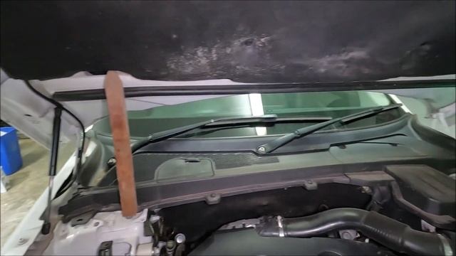 How to Replace Land Rover Freelander 2 Bonnet / Hood Struts - смотреть ...